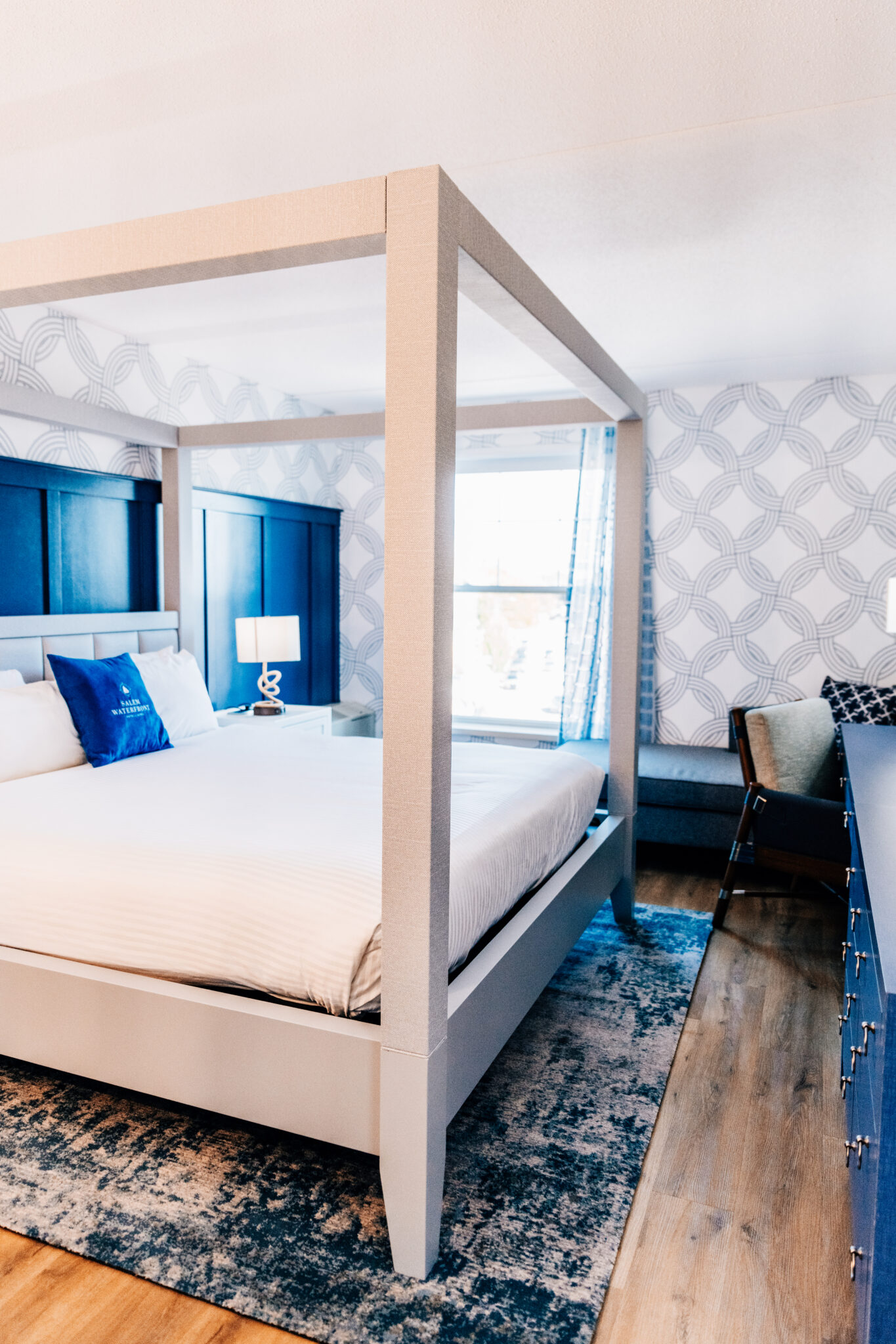 Deluxe Corner King - Salem Waterfront Hotel & Suites